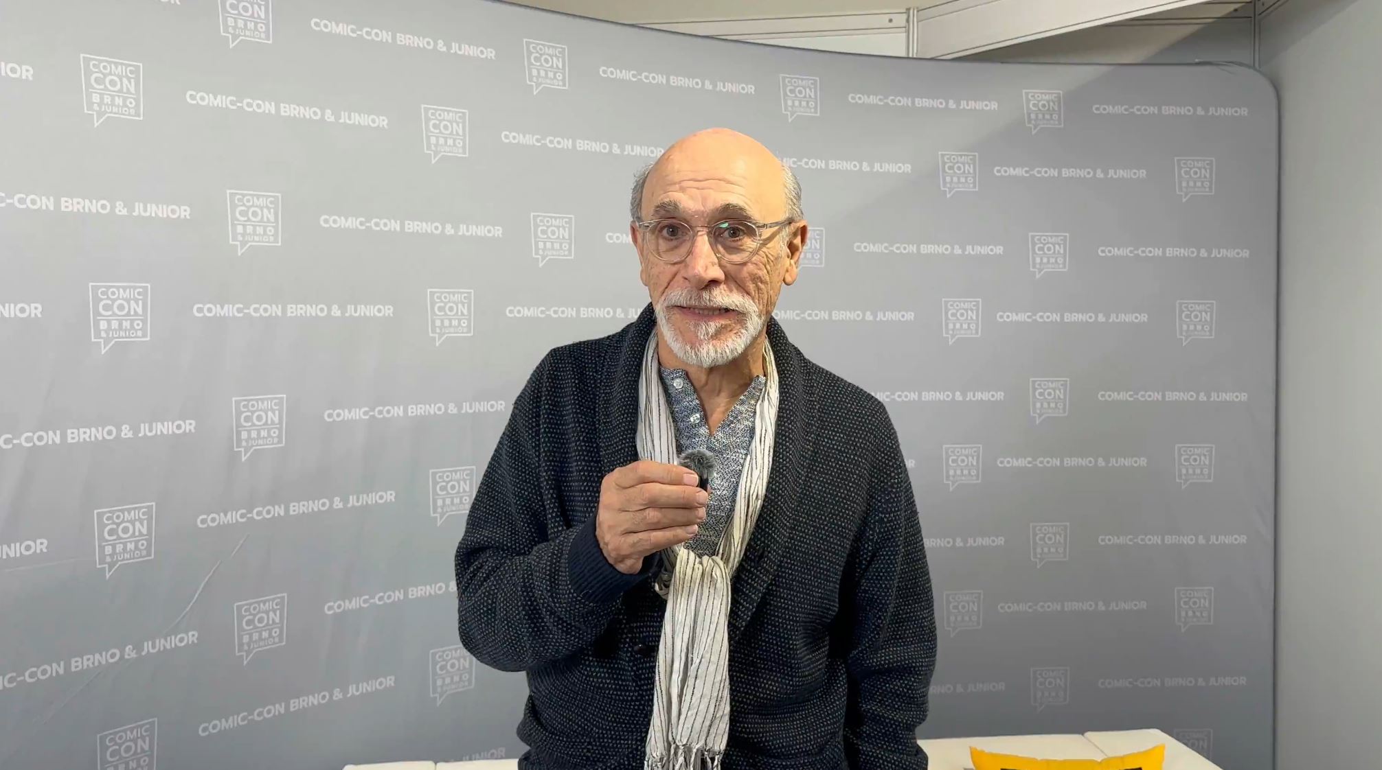 Legendárny herec Tony Amendola zo Stargate pozdravuje Sectorákov